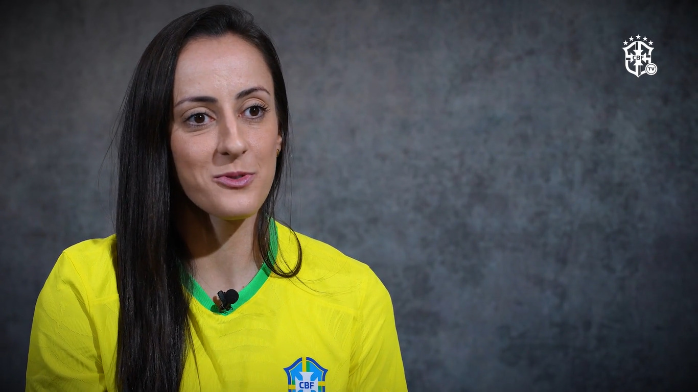 Meia da Seleção, Luana fala sobre seu amor pelo futebol - Gazeta Esportiva