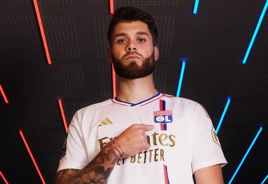 Zagueiro Caleta-Car é emprestado pelo Southampton ao Lyon