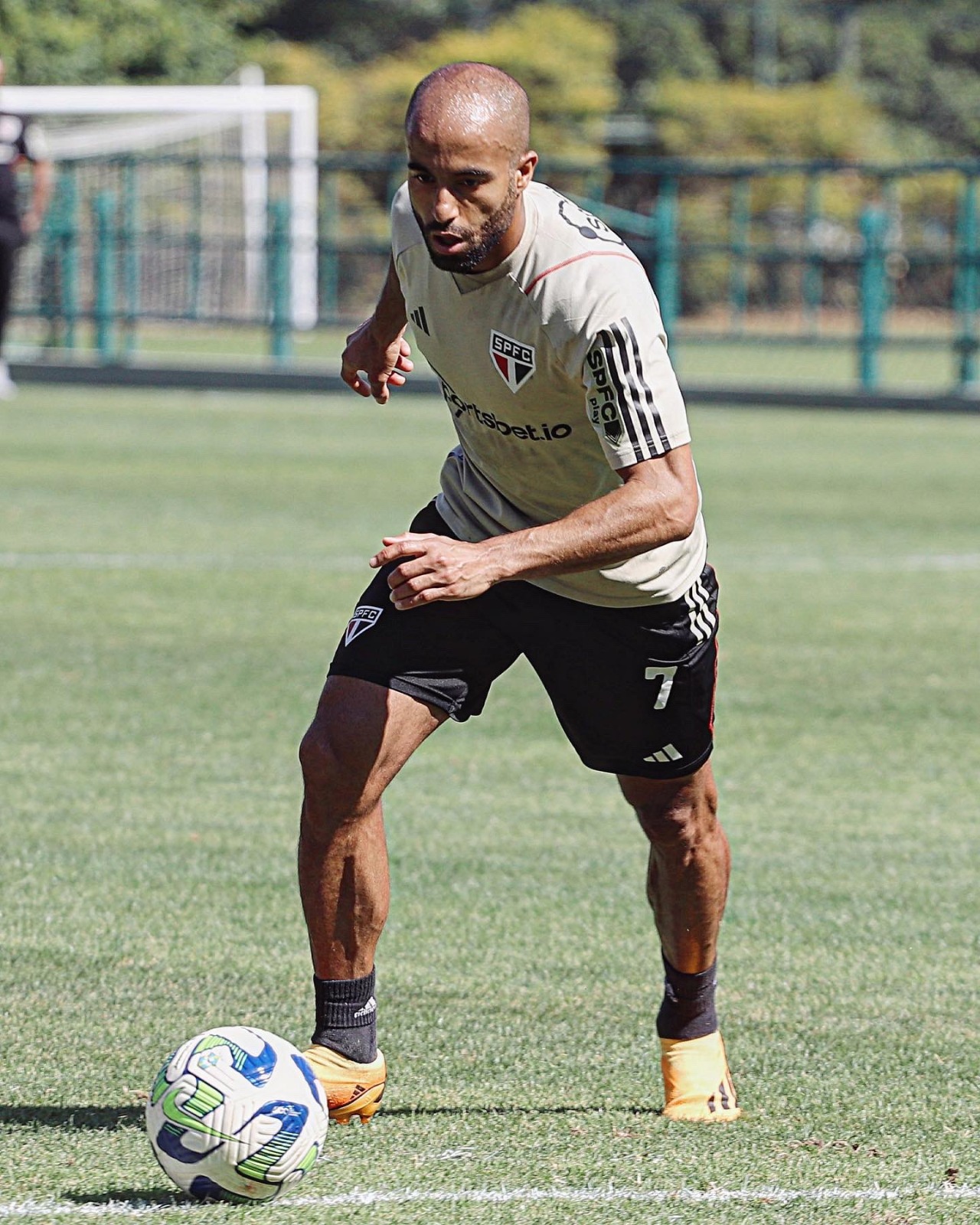 Lucas é relacionado e pode reestrear pelo São Paulo contra o Atlético ...
