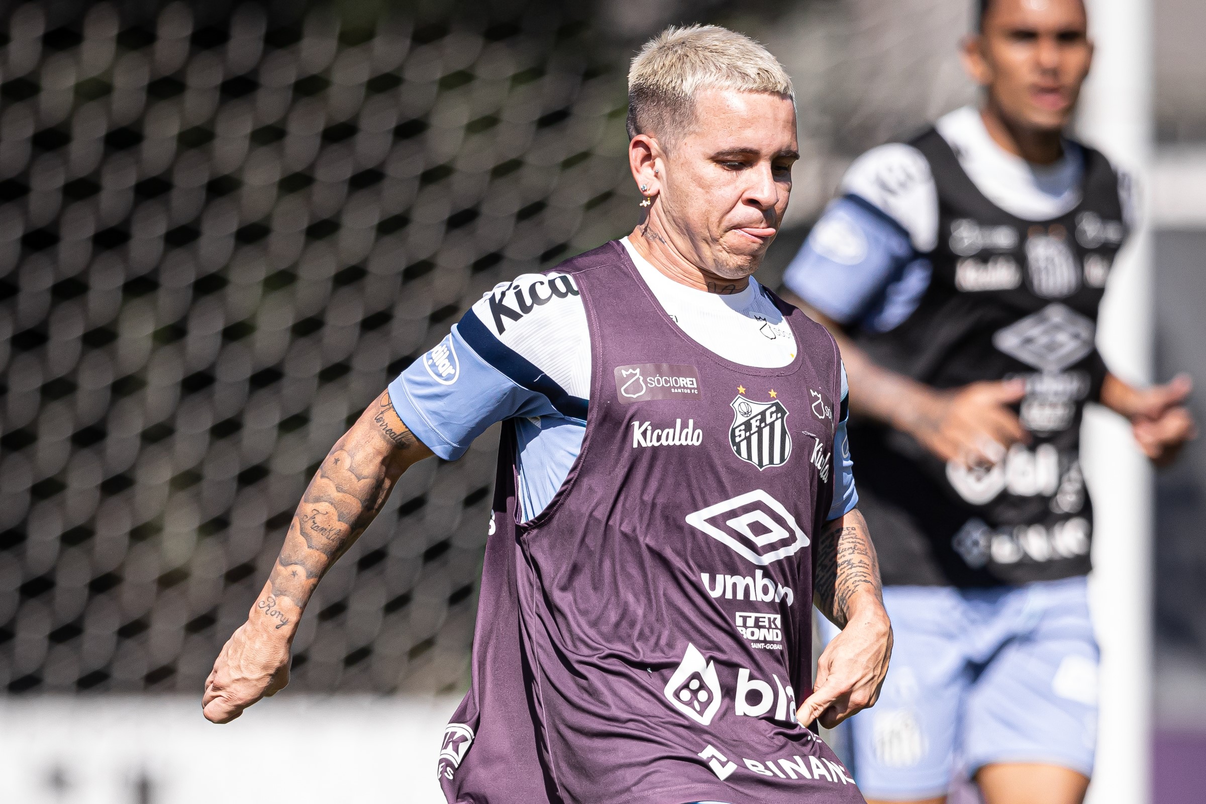 Soteldo é reintegrado e treina com elenco do Santos após demissões de ...