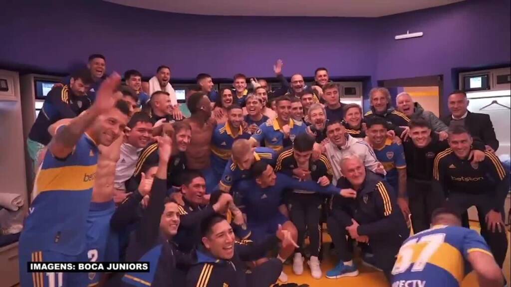 Jogadores do Boca Juniors comemoram no vestiário a classificação para ...