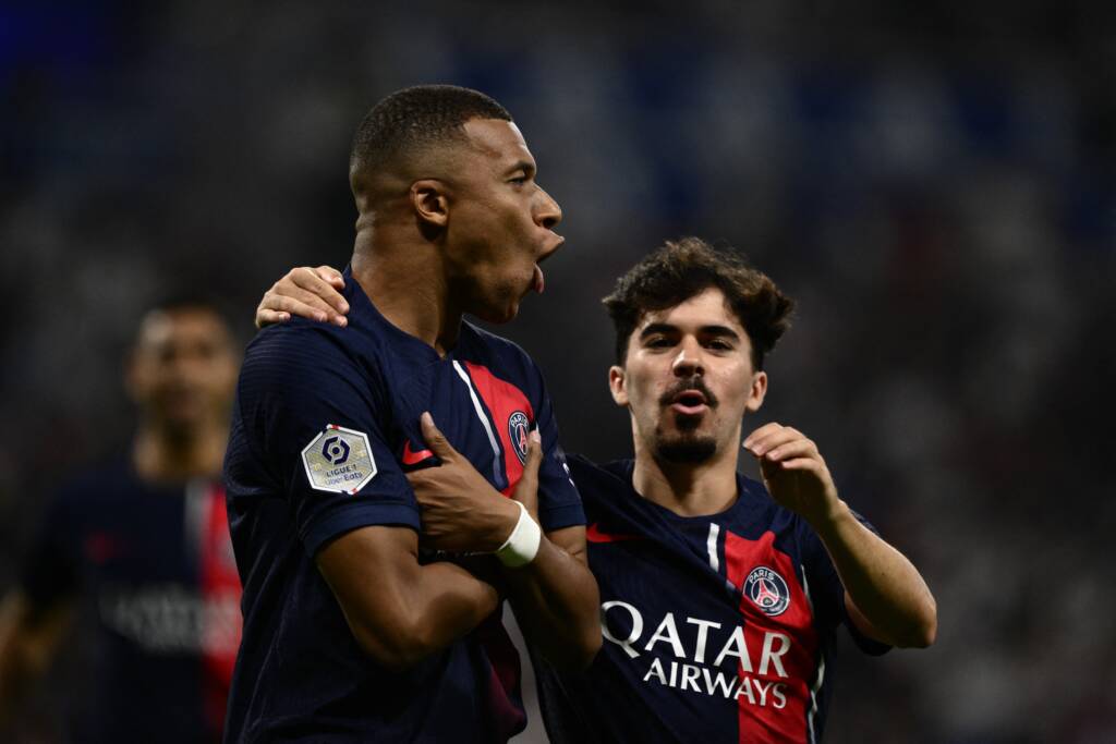 Com dois de Mbappé, PSG goleia Lyon e segue na caça ao Monaco pela ...