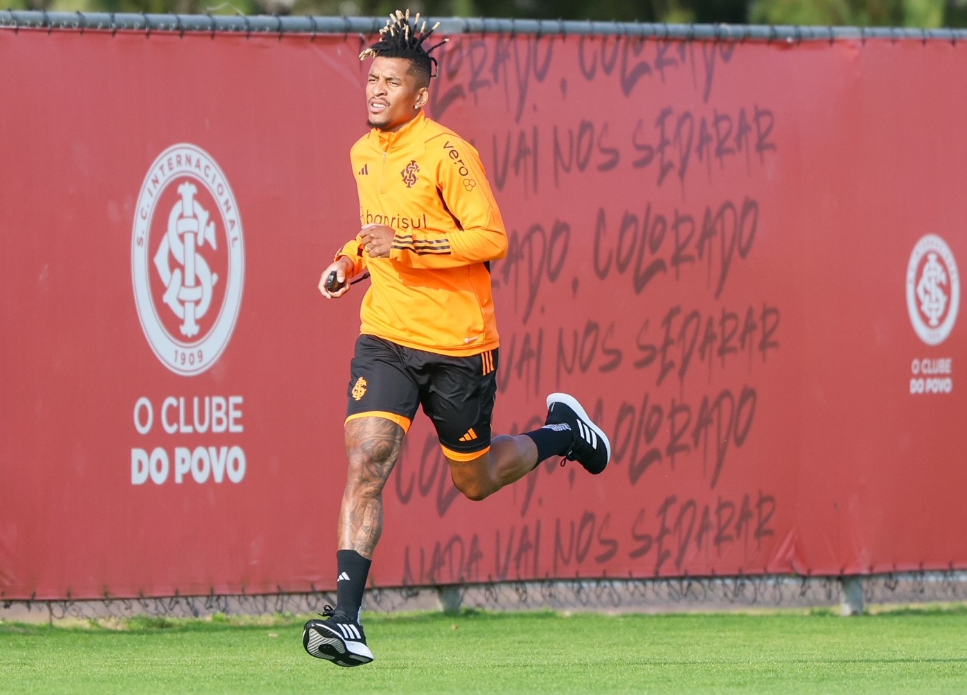 Com Dalbert, Internacional treina para enfrentar o São Paulo pelo ...