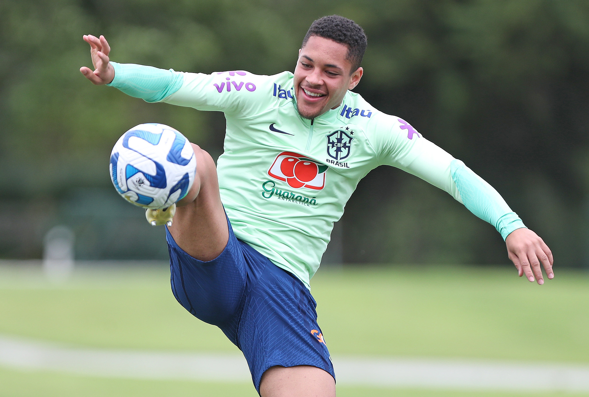 Deco comenta sobre possível chegada de Vitor Roque ao Barcelona ...