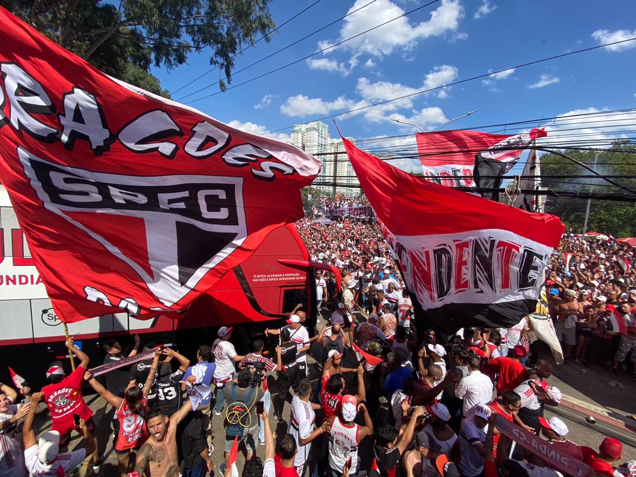 Veja fotos da festa tricolor na saída do São Paulo do CT rumo ao Rio ...
