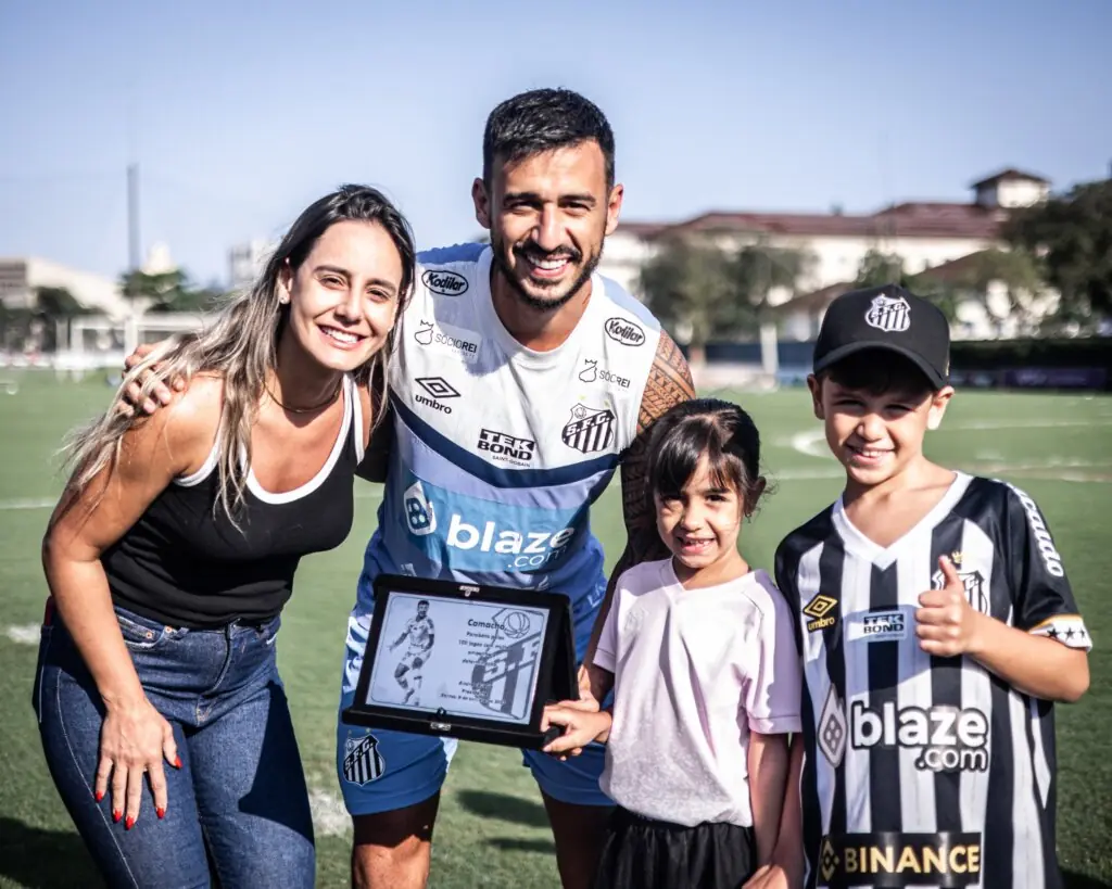 Marcos Leonardo e Camacho recebem placa do Santos após completarem marcas históricas - Gazeta ...