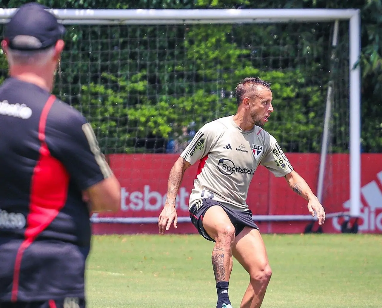 Com suspensão de Nathan, Rafinha retorna à lateral direita do São Paulo ...