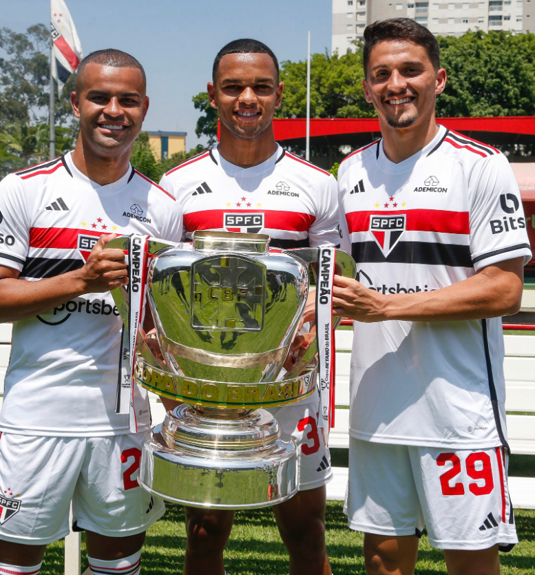 Confira imagens do elenco do São Paulo com a taça da Copa do Brasil ...