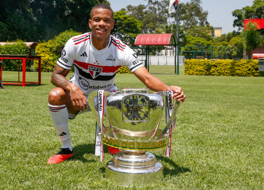 Confira imagens do elenco do São Paulo com a taça da Copa do Brasil ...