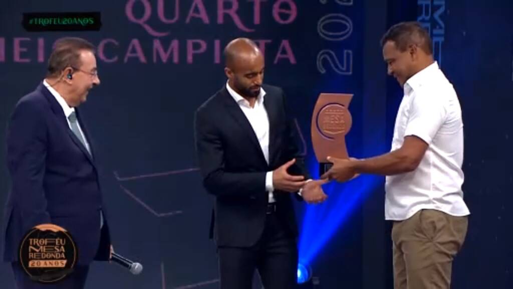 Troféu Mesa Redonda: Lucas integra a seleção da temporada - Vídeos ...