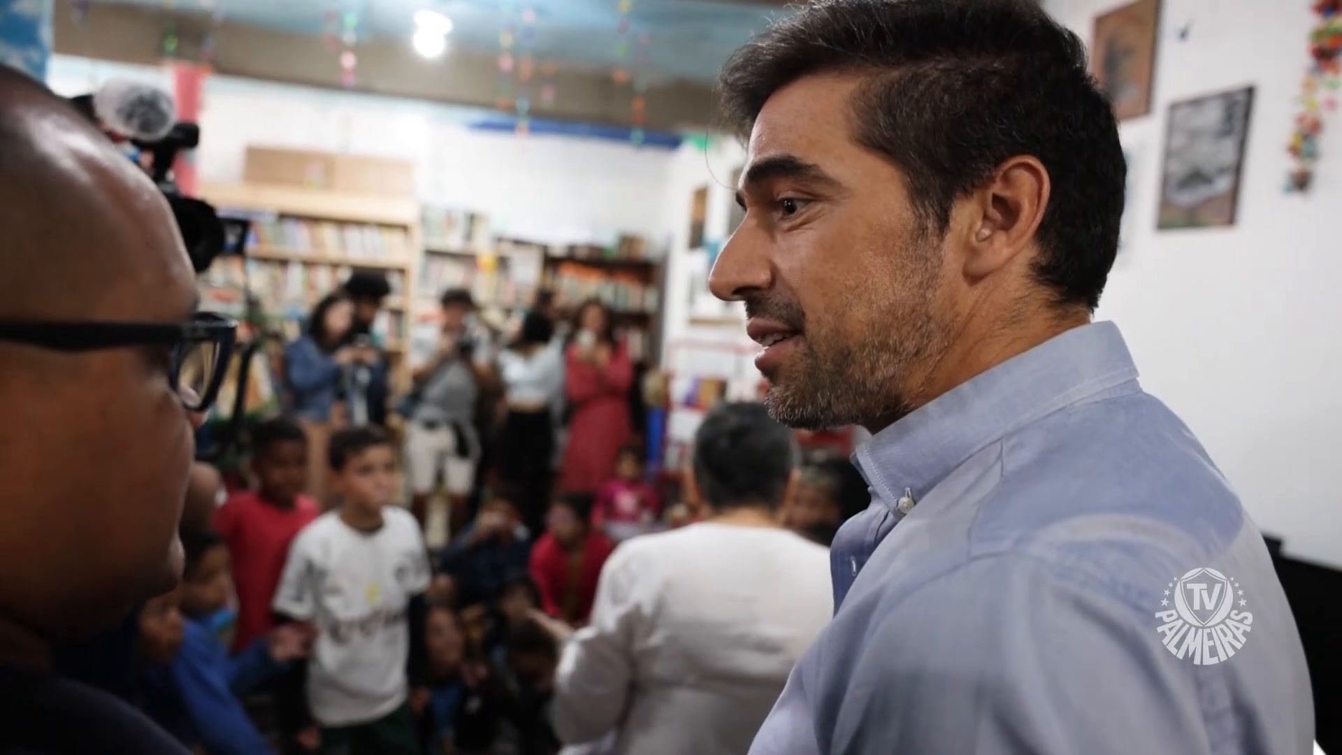 Abel Ferreira visita biblioteca comunitária em Santo André; assista ao ...