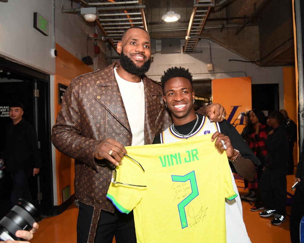 Vini Jr. assiste clássico entre Lakers e Celtics na NBA