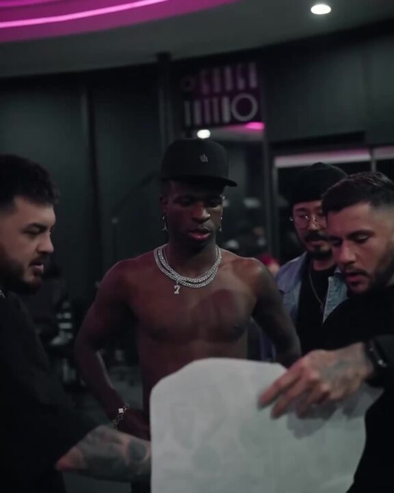 Fechou as costas! Vini Jr mostra nova tatuagem; assista ao vídeo ...