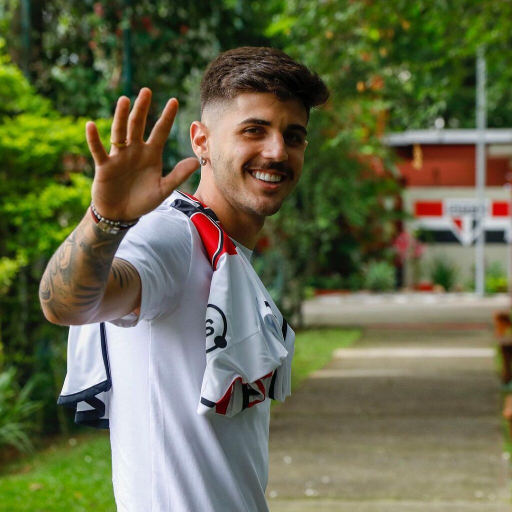 Confira fotos de Lucas Beraldo, novo reforço do PSG, com a camisa do ...