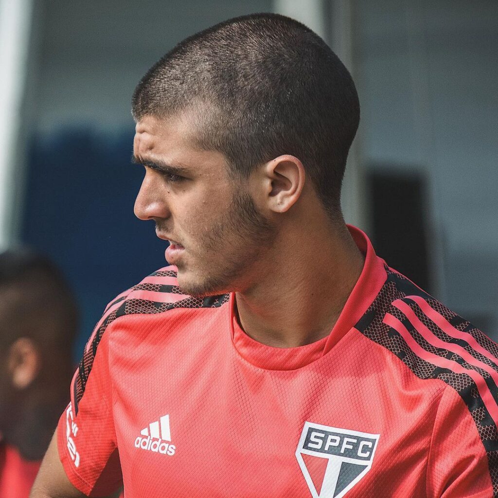 Confira fotos de Lucas Beraldo, novo reforço do PSG, com a camisa do ...