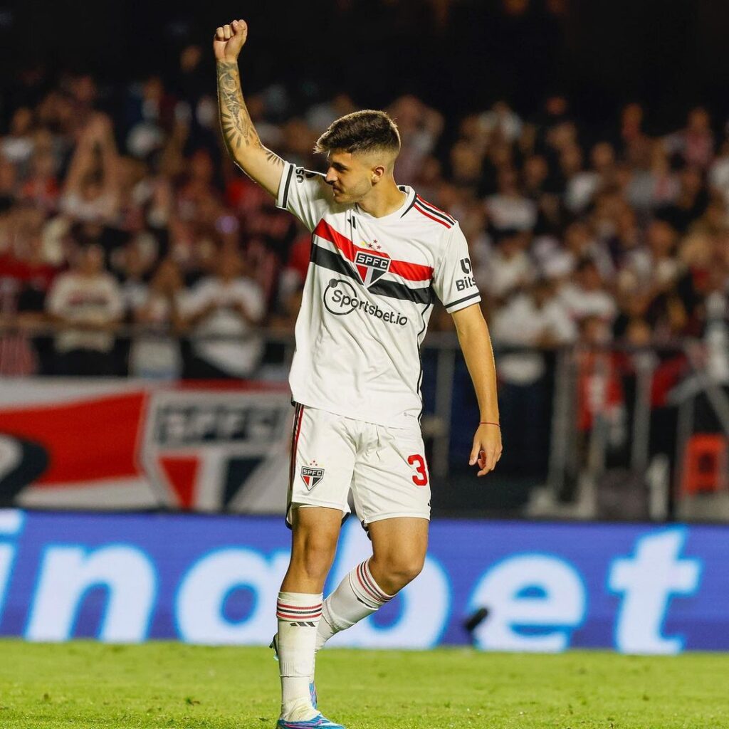 Confira fotos de Lucas Beraldo, novo reforço do PSG, com a camisa do ...