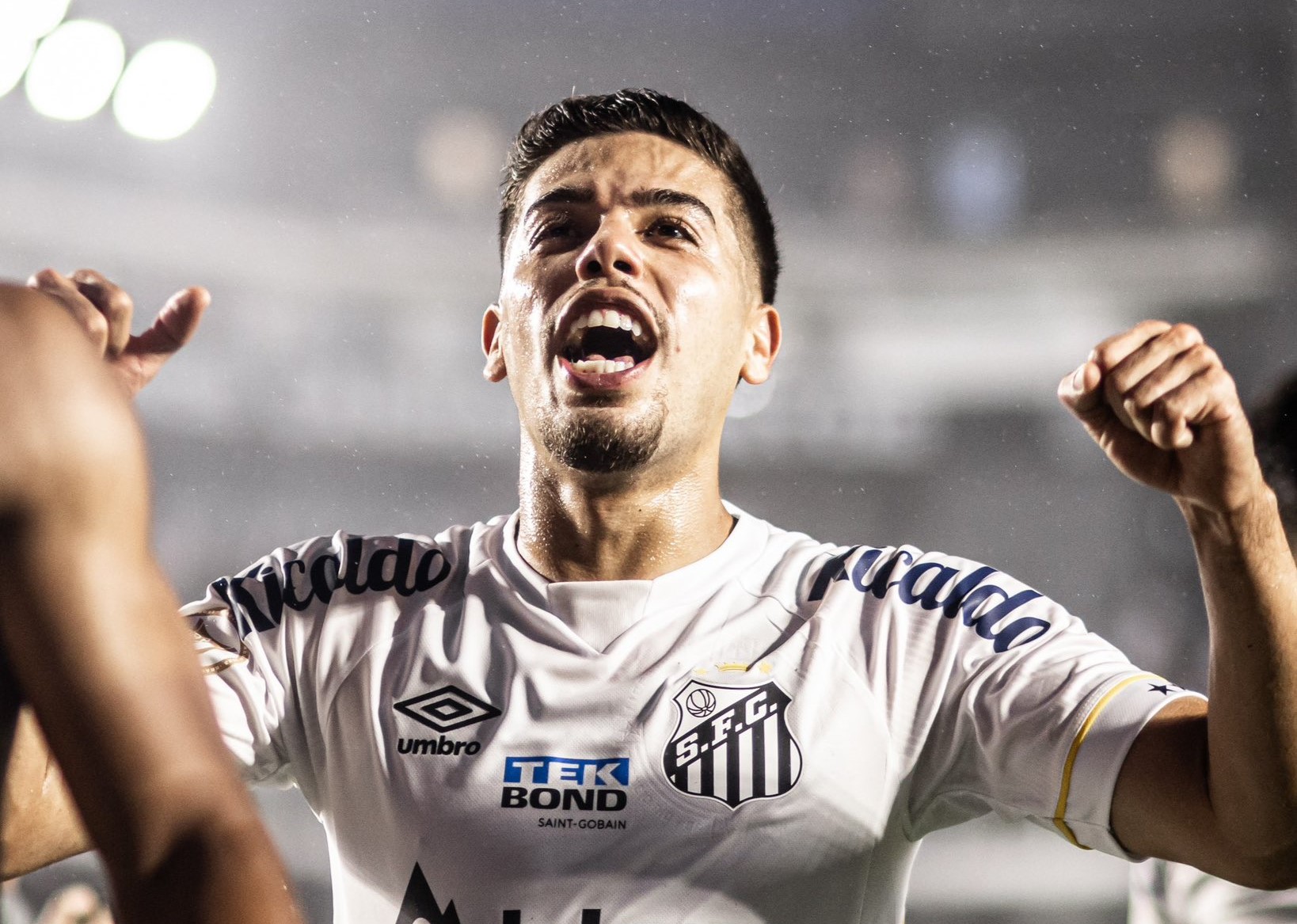 Nonato aceita redução salarial e assina em definitivo com o Santos até ...